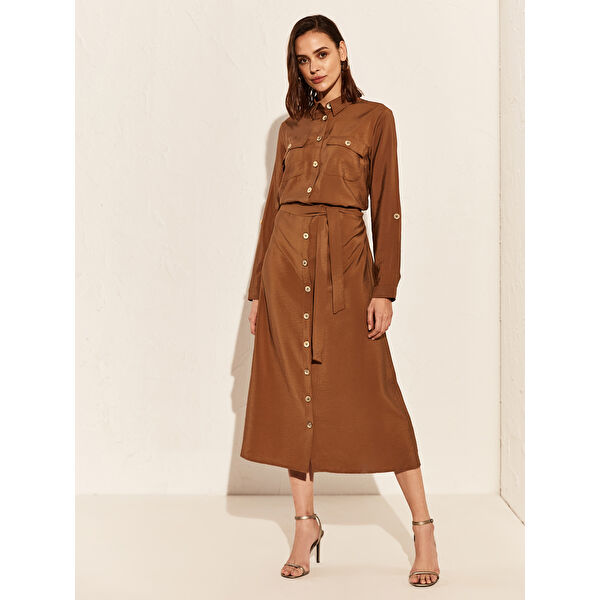 Dokulu Kumaştan Kuşaklı Gömlek Elbise