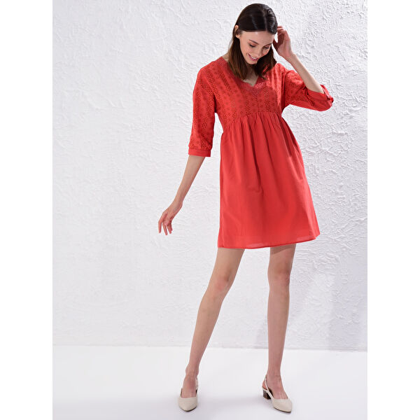 Yakası Dantelli Fistolu Elbise Yakası Dantelli Fistolu Elbise