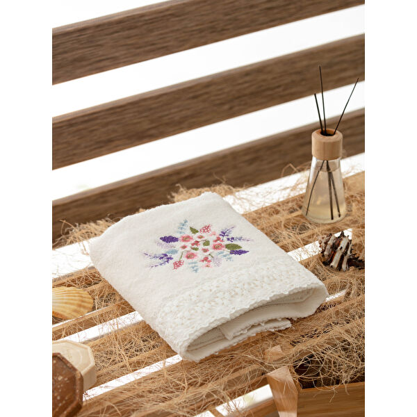 Çiçek Nakışlı Yüz Havlusu