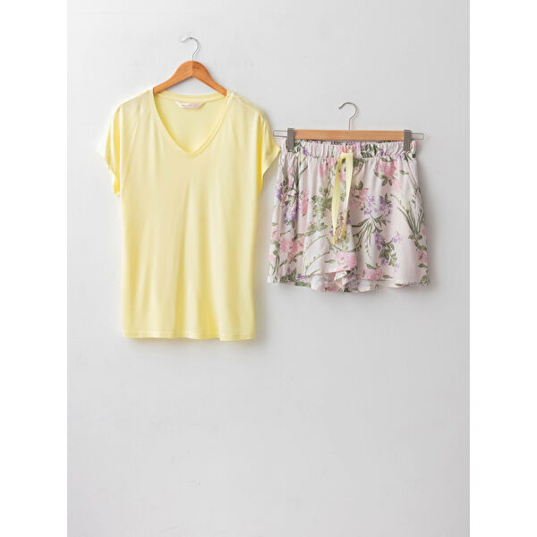 LCW DREAM V Yaka Çiçekli Kısa Kollu Viskon Kadın Şortlu Pijama Takımı