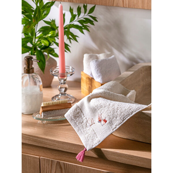 Kelebek Nakışlı Püskül Detaylı El Havlusu 30x50 Cm Kelebek Nakışlı Püskül Detaylı El Havlusu 30x50 Cm