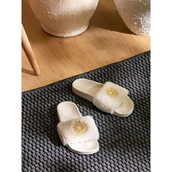 Çiçek Nakışlı Tek Bantlı Pelüş Kadın Ev Terliği Çiçek Nakışlı Tek Bantlı Pelüş Kadın Ev Terliği