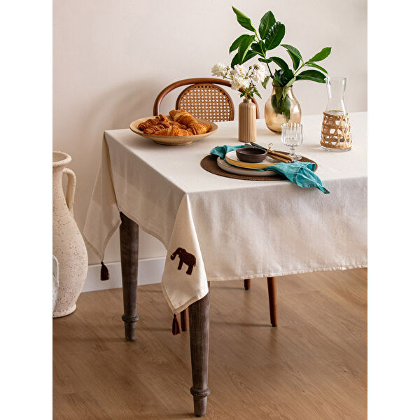 Fil Nakışlı Masa Örtüsü 150x150 Cm Fil Nakışlı Masa Örtüsü 150x150 Cm