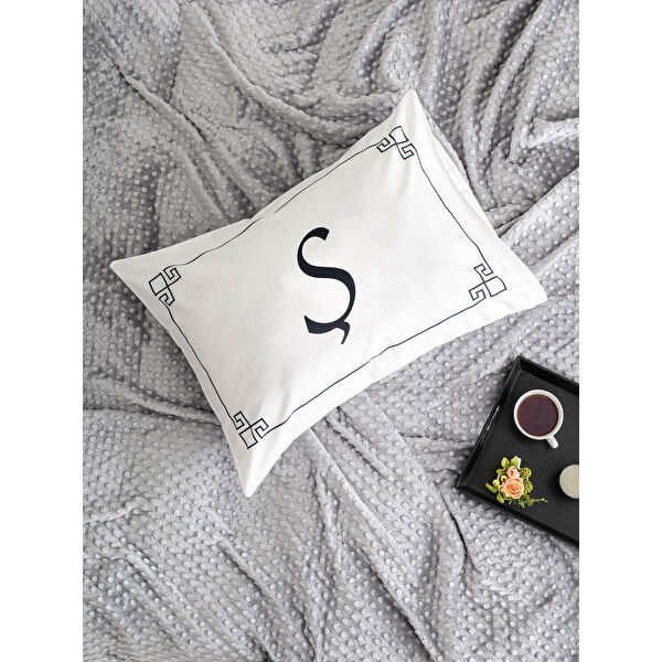 Ş Harfi Baskılı Yastık Kılıfı