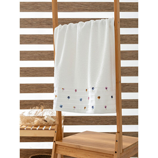 Çiçek Nakışlı Yüz Havlusu