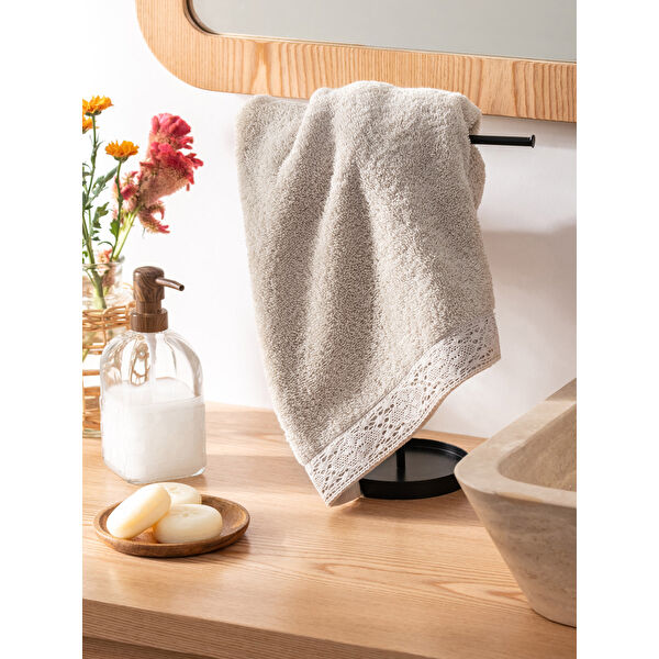 Dantel Detaylı Yüz Havlusu  50x80 Cm Dantel Detaylı Yüz Havlusu  50x80 Cm