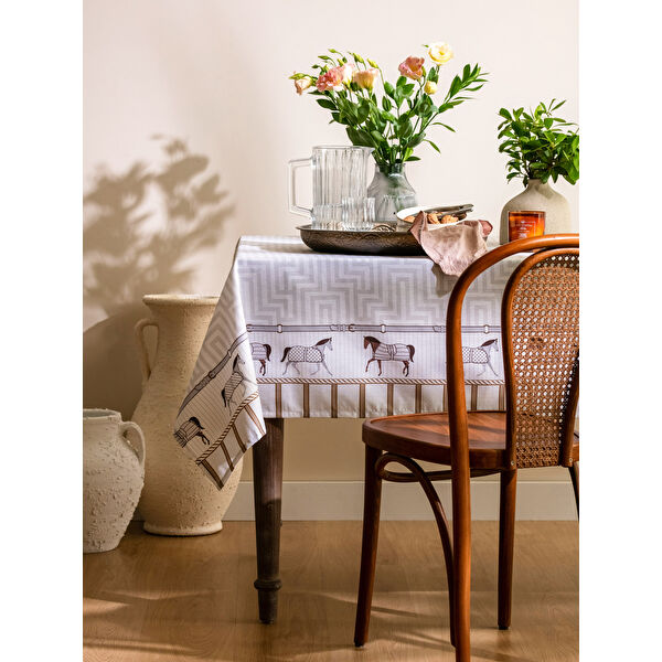 At Desenli Masa Örtüsü 150x200 Cm