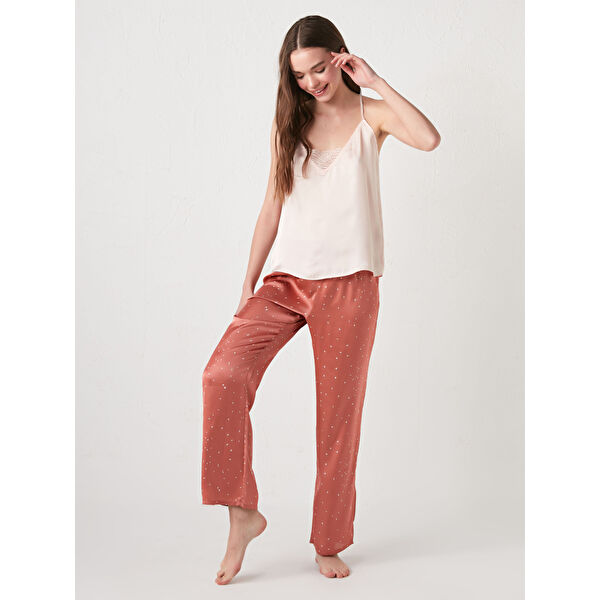 LCW DREAM V Yaka İp Askılı Dantel Detaylı Saten Kadın Pijama Takımı LCW DREAM V Yaka İp Askılı Dantel Detaylı Saten Kadın Pijama Takımı