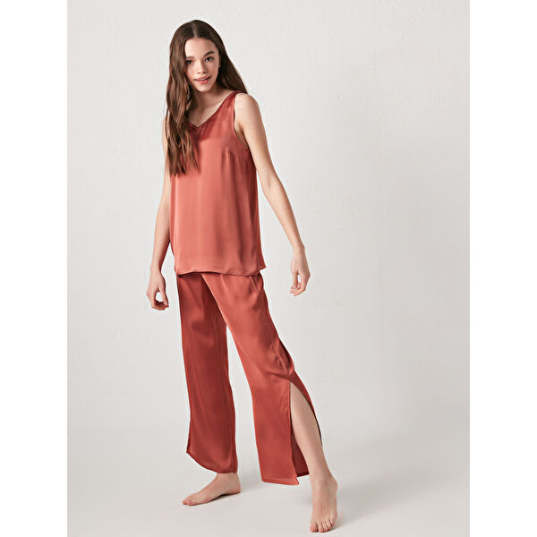 LCW DREAM V Yaka Düz Askılı Saten Kumaş Kadın Pijama Takımı