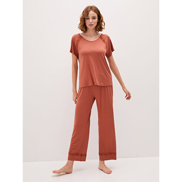 LCW DREAM Bisiklet Yaka Dantel Detaylı Kısa Kollu Viskon Kadın Pijama Takımı LCW DREAM Bisiklet Yaka Dantel Detaylı Kısa Kollu Viskon Kadın Pijama Takımı
