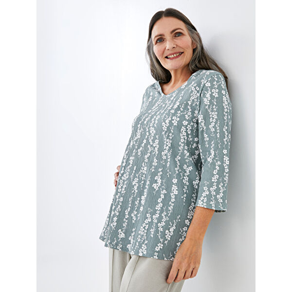 LCW GRACE V Yaka Çiçek Baskılı Kadın Tişört