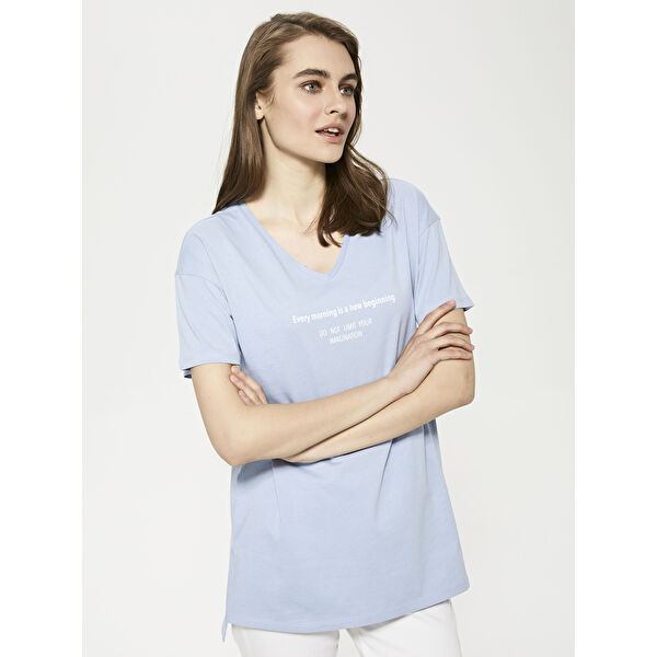 LCW CLASSIC V Yaka Slogan Baskılı Kısa Kollu Kadın Tişört