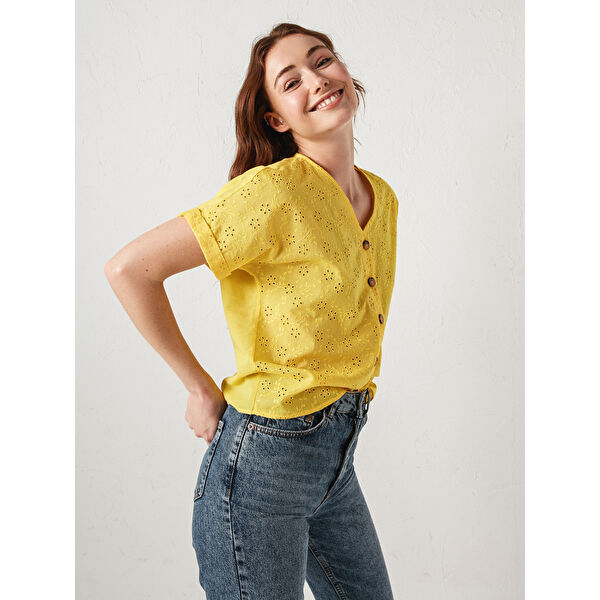 LCW CASUAL V Yaka Çiçek Nakışlı Kısa Kollu Kadın Bluz