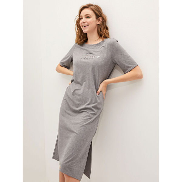 LCW CLASSIC Bisiklet Yaka Parlak Yazı Baskılı Kısa Kollu Dökümlü Kumaş Kadın Elbise