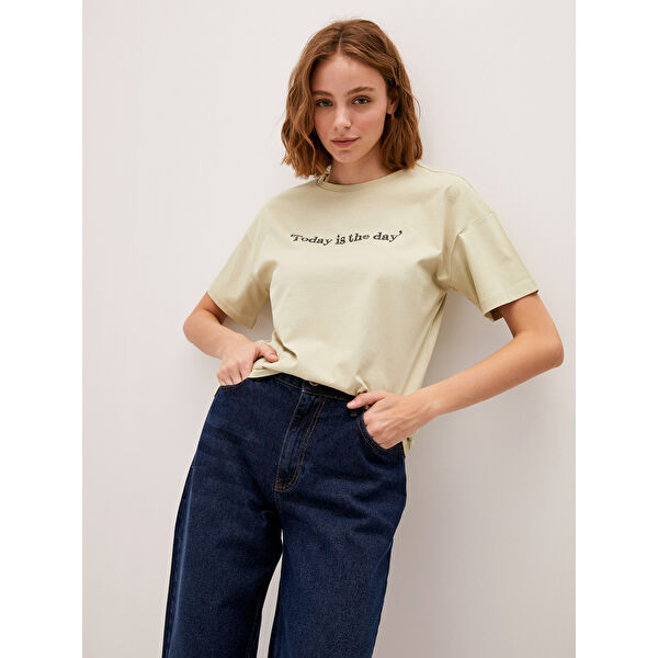 LCW CASUAL Bisiklet Yaka Slogan Baskılı Kısa Kollu Pamuklu Kadın Tişört LCW CASUAL Bisiklet Yaka Slogan Baskılı Kısa Kollu Pamuklu Kadın Tişört
