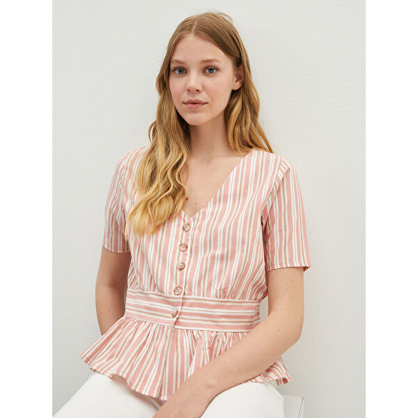 LCW CASUAL V Yaka Çizgili Kısa Kollu Düğme Detaylı Poplin Kadın Bluz LCW CASUAL V Yaka Çizgili Kısa Kollu Düğme Detaylı Poplin Kadın Bluz