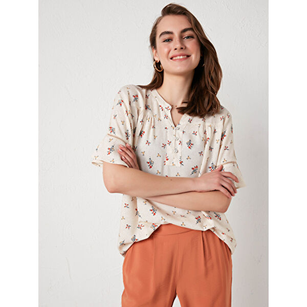 LCW GRACE V Yaka Baskılı Kısa Kollu Düğme Detaylı Poplin Kadın Bluz LCW GRACE V Yaka Baskılı Kısa Kollu Düğme Detaylı Poplin Kadın Bluz