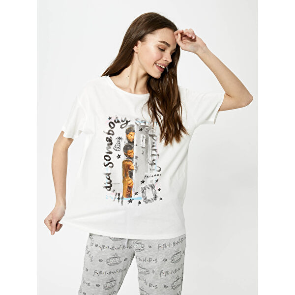 LCW DREAM Bisiklet Yaka Friends Baskılı Kısa Kollu Kadın Pijama Takımı LCW DREAM Bisiklet Yaka Friends Baskılı Kısa Kollu Kadın Pijama Takımı