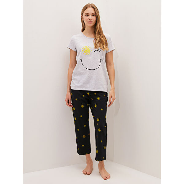 LCW DREAM Bisiklet Yaka Baskılı Kısa Kollu Kadın Caprili Pijama Takımı LCW DREAM Bisiklet Yaka Baskılı Kısa Kollu Kadın Caprili Pijama Takımı
