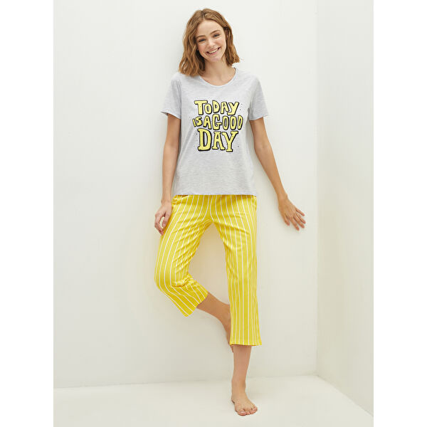 LCW DREAM Bisiklet Yaka Slogan Baskılı Kısa Kollu Kadın Caprili Pijama Takımı LCW DREAM Bisiklet Yaka Slogan Baskılı Kısa Kollu Kadın Caprili Pijama Takımı