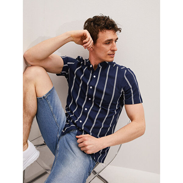 LCW CASUAL Slim Fit Hakim Yaka Kısa Kollu Çizgili Erkek Gömlek