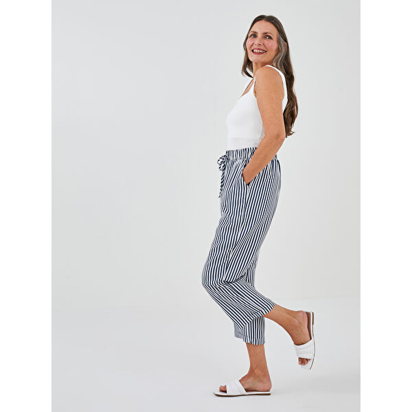 LCW GRACE Beli Lastikli Düz Cep Detaylı Belmando Kumaş Kadın Capri LCW GRACE Beli Lastikli Düz Cep Detaylı Belmando Kumaş Kadın Capri