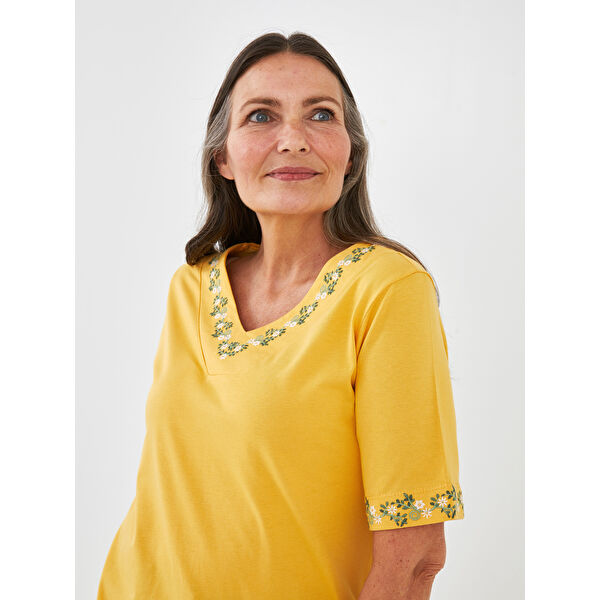 LCW GRACE V Yaka Nakışlı Kısa Kollu Pamuklu Kadın Bluz