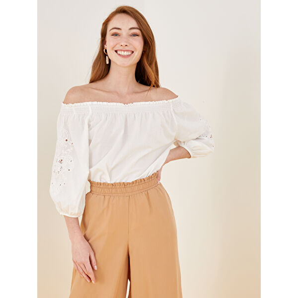 LCW CLASSIC Kayık Yaka Nakışlı Poplin Kadın Bluz LCW CLASSIC Kayık Yaka Nakışlı Poplin Kadın Bluz