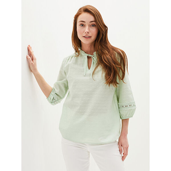 LCW CLASSIC Fırfırlı Bağlamalı Yaka Nakışlı Pamuklu Kadın Bluz