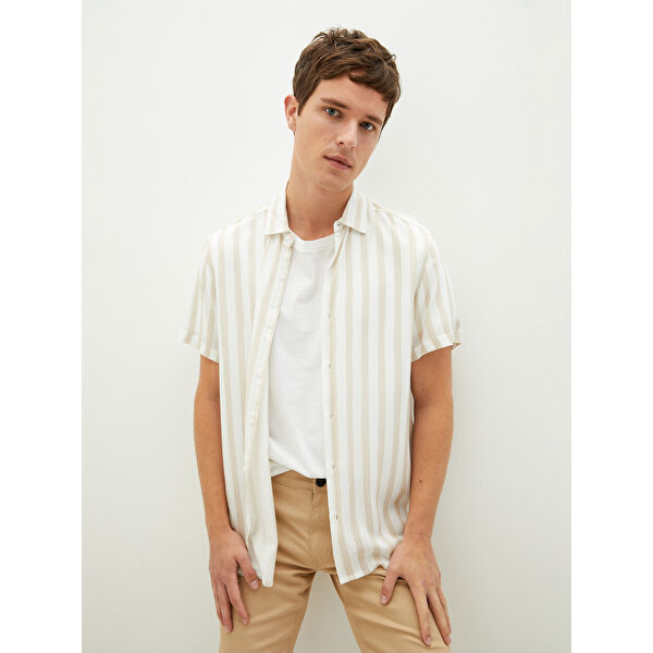 LCW CASUAL Regular Fit Kısa Kollu Çizgili Poplin Erkek Gömlek LCW CASUAL Regular Fit Kısa Kollu Çizgili Poplin Erkek Gömlek
