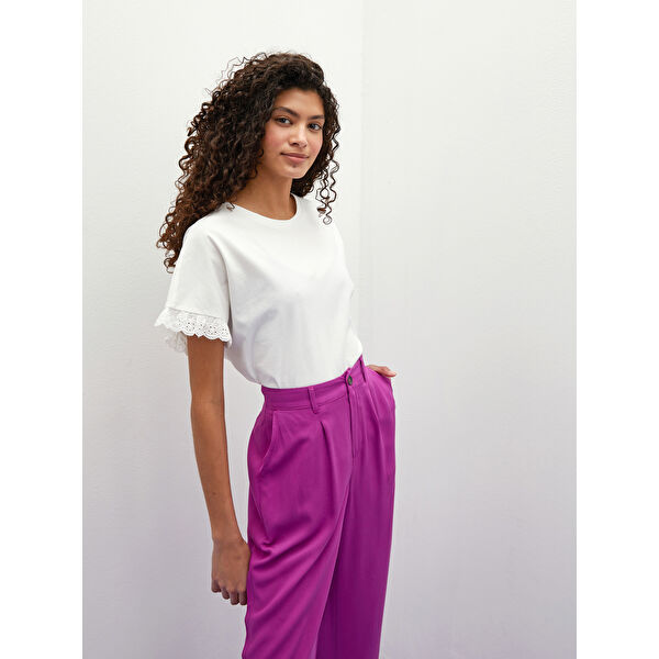 LCW CASUAL Bisiklet Yaka Kolları Dantel Detaylı Kadın Tişört LCW CASUAL Bisiklet Yaka Kolları Dantel Detaylı Kadın Tişört