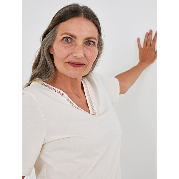 LCW GRACE V Yaka Taş Baskılı Kısa Kollu Pamuklu Kadın Bluz LCW GRACE V Yaka Taş Baskılı Kısa Kollu Pamuklu Kadın Bluz