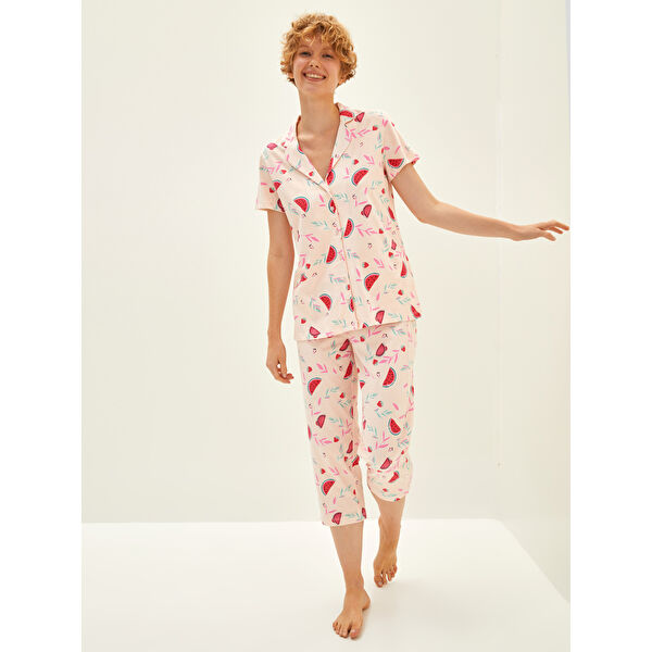 LCW DREAM Gömlek Yaka Desenli Kısa Kollu Pamuklu Kadın Caprili Pijama Takımı LCW DREAM Gömlek Yaka Desenli Kısa Kollu Pamuklu Kadın Caprili Pijama Takımı
