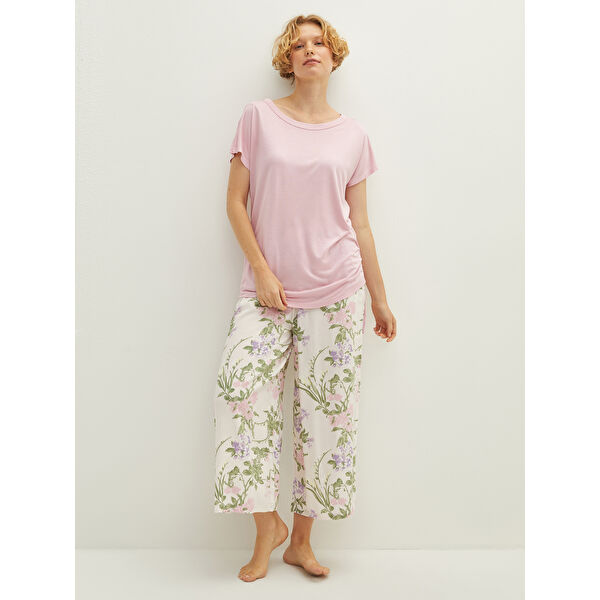 LCW DREAM Bisiklet Yaka Çiçekli Kısa Kollu Viskon Kadın Caprili Pijama Takımı LCW DREAM Bisiklet Yaka Çiçekli Kısa Kollu Viskon Kadın Caprili Pijama Takımı