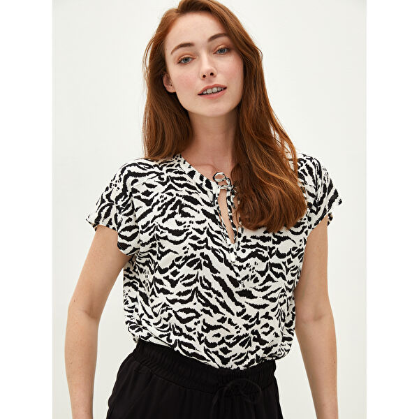 LCW CLASSIC Bağlamalı Yaka Desenli Kısa Kollu Viskon Kadın Bluz