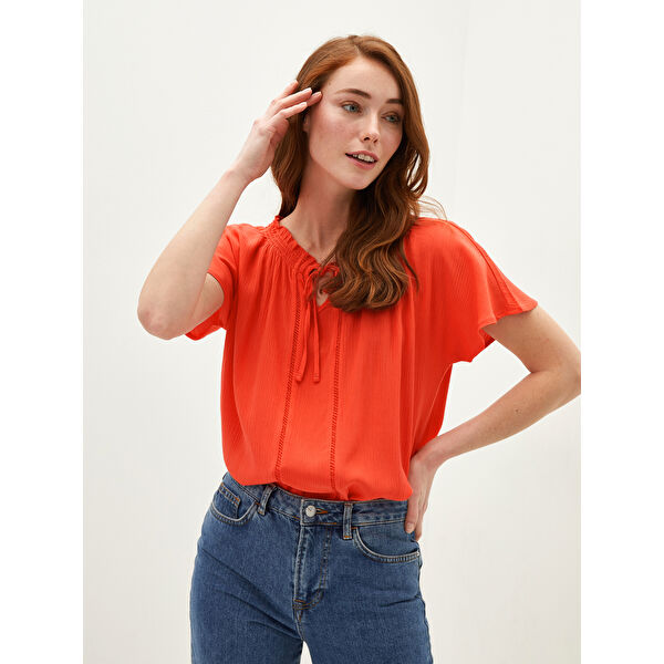 Bağlamalı Yaka Nakışlı Kısa Kollu Krinkle Kumaş Kadın Bluz