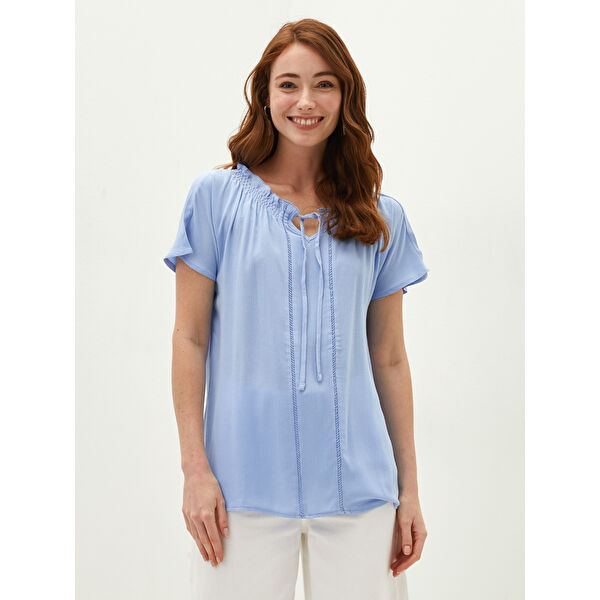 LCW CLASSIC Bağlamalı Yaka Nakışlı Kısa Kollu Krinkle Kumaş Kadın Bluz LCW CLASSIC Bağlamalı Yaka Nakışlı Kısa Kollu Krinkle Kumaş Kadın Bluz