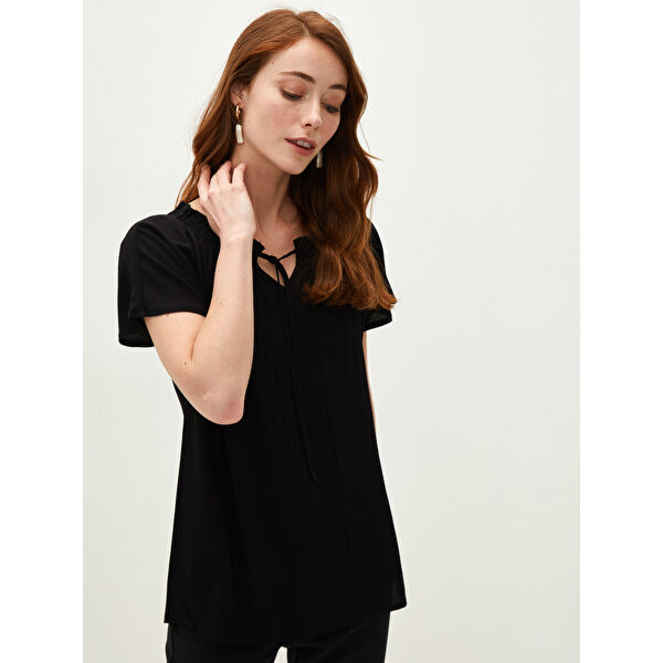 LCW CLASSIC Bağlamalı Yaka Nakışlı Kısa Kollu Krinkle Kumaş Kadın Bluz LCW CLASSIC Bağlamalı Yaka Nakışlı Kısa Kollu Krinkle Kumaş Kadın Bluz