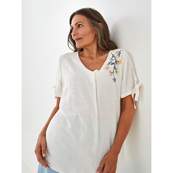 LCW GRACE V Yaka Nakışlı Kısa Kollu Viskon Kadın Bluz