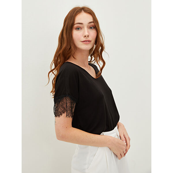 LCW CLASSIC V Yaka Dantel Detaylı Kısa Kollu Kadın Tişört