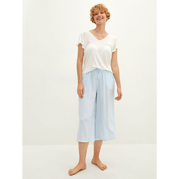 LCW DREAM Petite V Yaka Çizgili Kısa Kollu Viskon Kadın Caprili Pijama Takımı LCW DREAM Petite V Yaka Çizgili Kısa Kollu Viskon Kadın Caprili Pijama Takımı