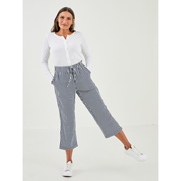 LCW GRACE Beli Lastikli Çizgili Cep Detaylı Belmando Kumaş Kadın Capri LCW GRACE Beli Lastikli Çizgili Cep Detaylı Belmando Kumaş Kadın Capri