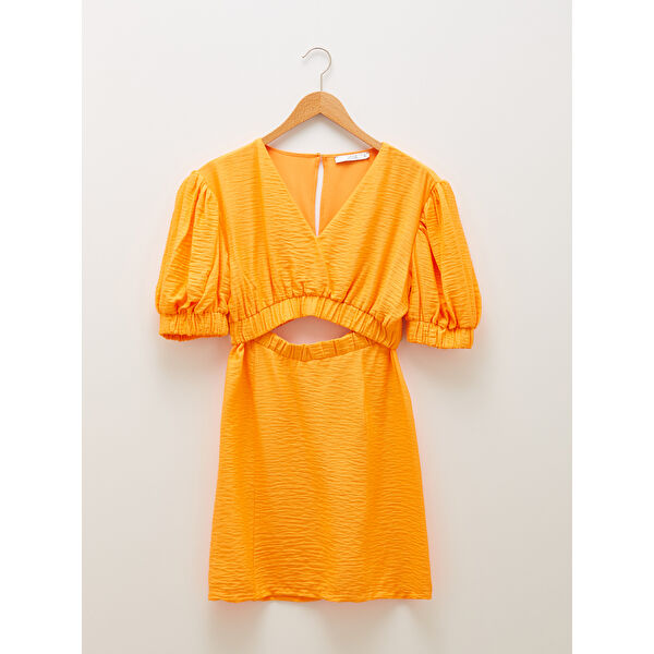 XSIDE V Yaka Düz Kısa Kollu Pencere Detaylı Kadın Elbise