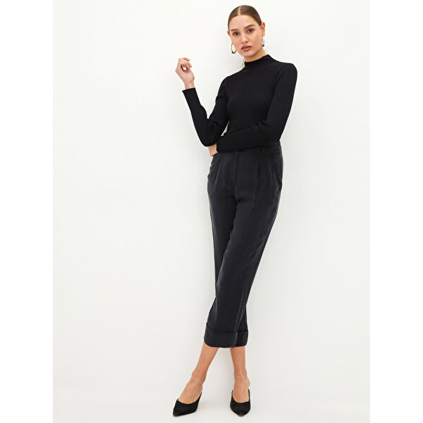 Yüksek Bel Standart Fit Cepli Paça Detaylı Kadın Pantolon Yüksek Bel Standart Fit Cepli Paça Detaylı Kadın Pantolon