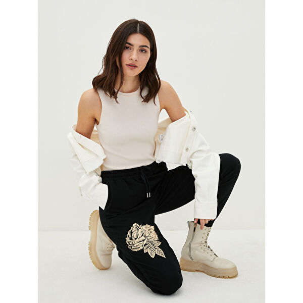 LCW CASUAL Beli Lastikli Çiçek Baskılı Cep Detaylı Kadın Jogger Eşofman Altı LCW CASUAL Beli Lastikli Çiçek Baskılı Cep Detaylı Kadın Jogger Eşofman Altı