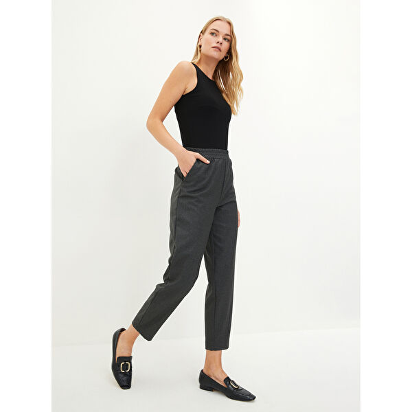 Beli Lastikli Standart Fit Havuç Kesim Cep Detaylı Kadın Pantolon Beli Lastikli Standart Fit Havuç Kesim Cep Detaylı Kadın Pantolon