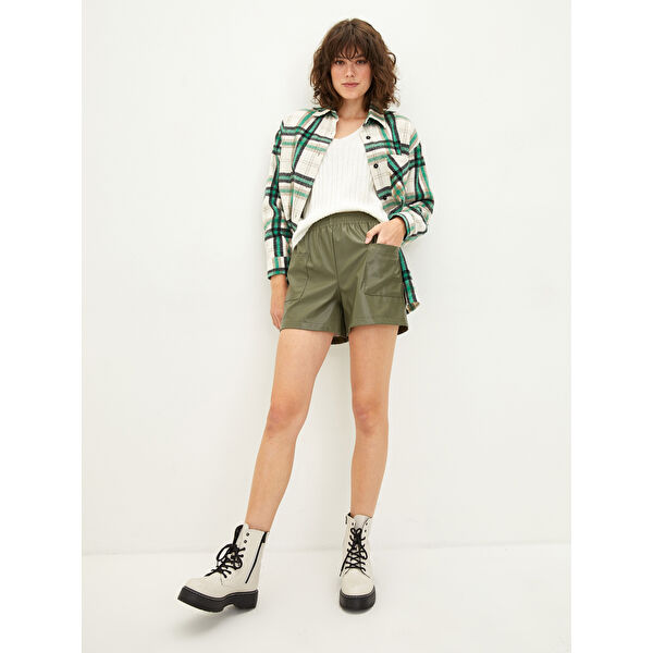 Beli Lastikli Düz Cep Detaylı Kadın Deri Görünümlü Şort