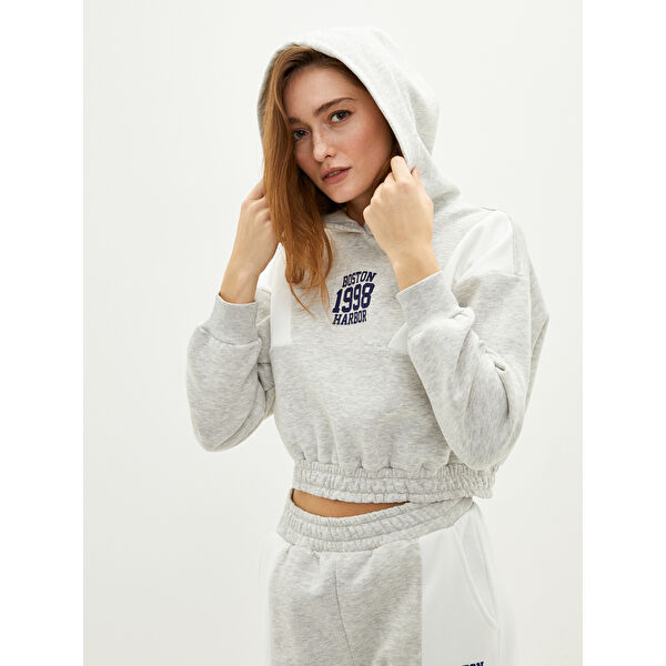 Kapüşonlu Renk Bloklu Baskı Detaylı Uzun Kollu Kadın Sweatshirt Kapüşonlu Renk Bloklu Baskı Detaylı Uzun Kollu Kadın Sweatshirt