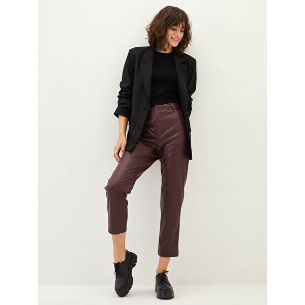 Standart Fit Düz Cep Detaylı Deri Görünümlü Kadın Pantolon Standart Fit Düz Cep Detaylı Deri Görünümlü Kadın Pantolon