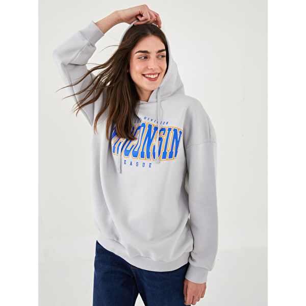 Kapüşonlu Slogan Baskılı Uzun Kollu Kadın Sweatshirt Kapüşonlu Slogan Baskılı Uzun Kollu Kadın Sweatshirt